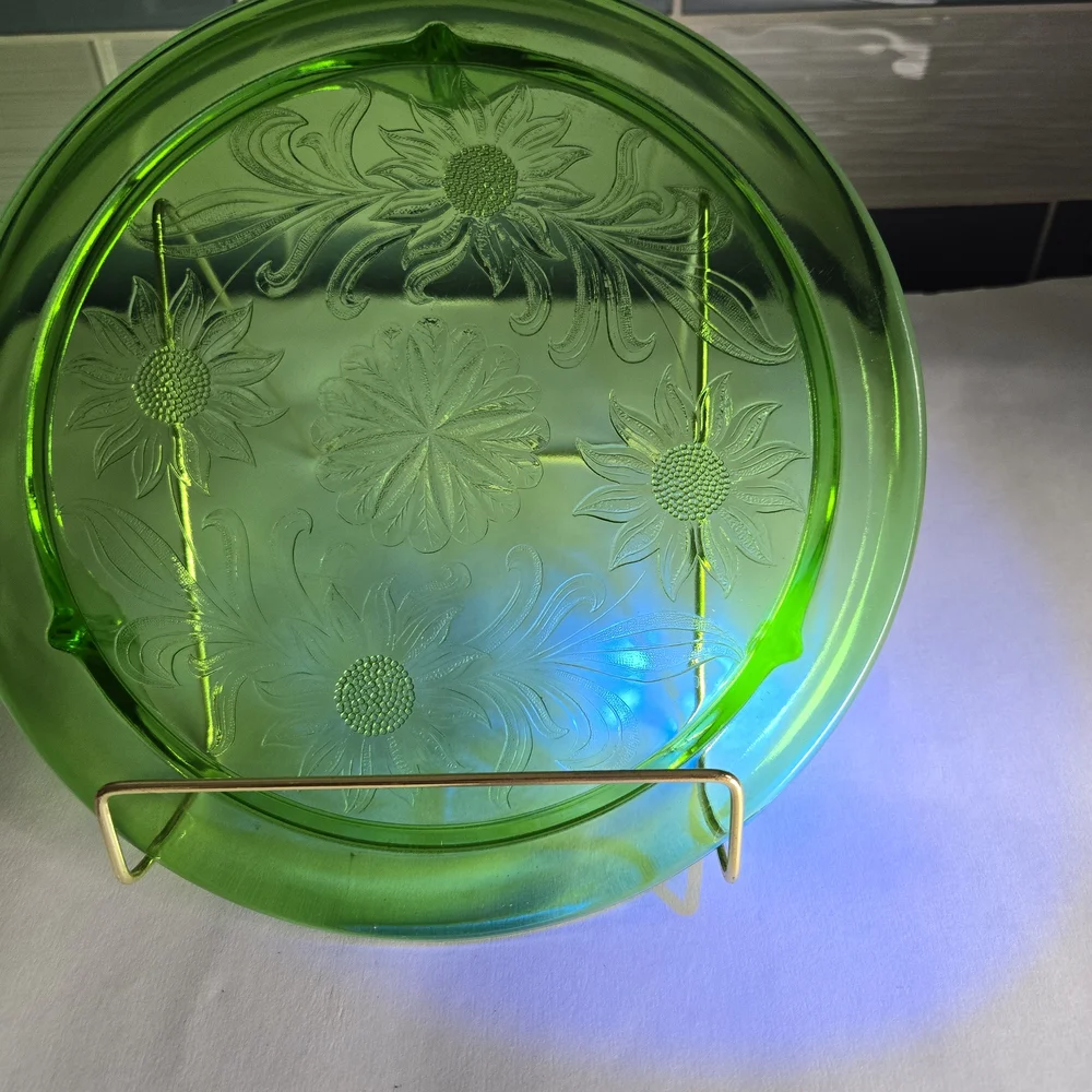 Jeannette Glass | Dining | Jeanette Glass Sunflower Uranium Glass Cake ...